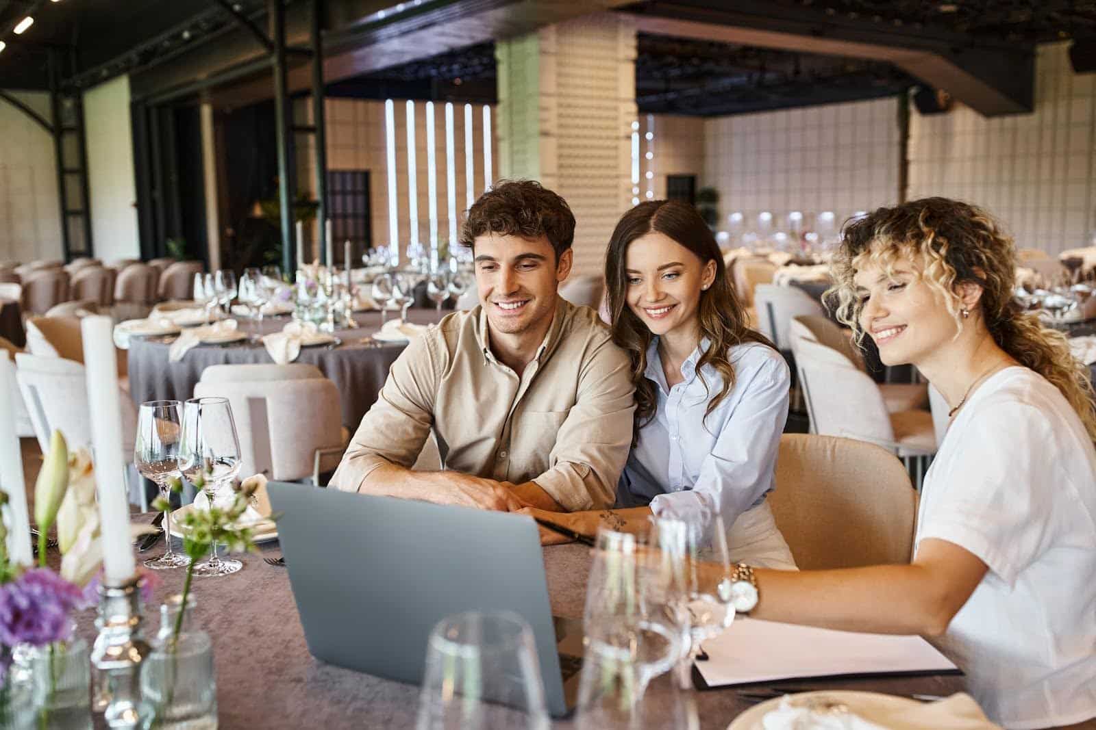 Wedding Venue Advertising Online: Full Guide + 6 Tips
